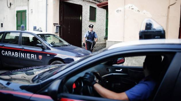 Spara alla moglie e ai figli, poi si suicida Spara alla moglie e ai figli, poi si suicida