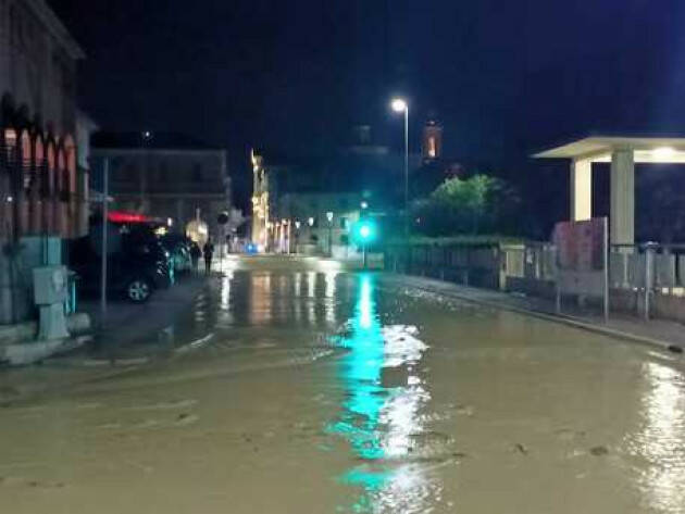 Bomba d'acqua nelle Marche, sette morti e vari dispersi Bomba d'acqua nelle Marche, sette morti e vari dispersi