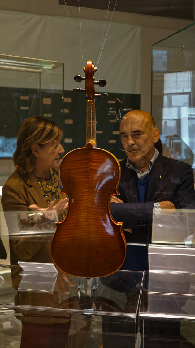 GIORDANO BRUNO GUERRI IN VISITA ALLA MOSTRA IN CORSO AL MUSEO DEL VIOLINO